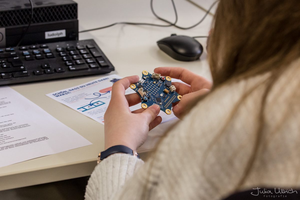 she.codes by TEC - she.codes